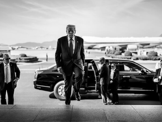 White House posts Trump photo taken at Gimhae Airport