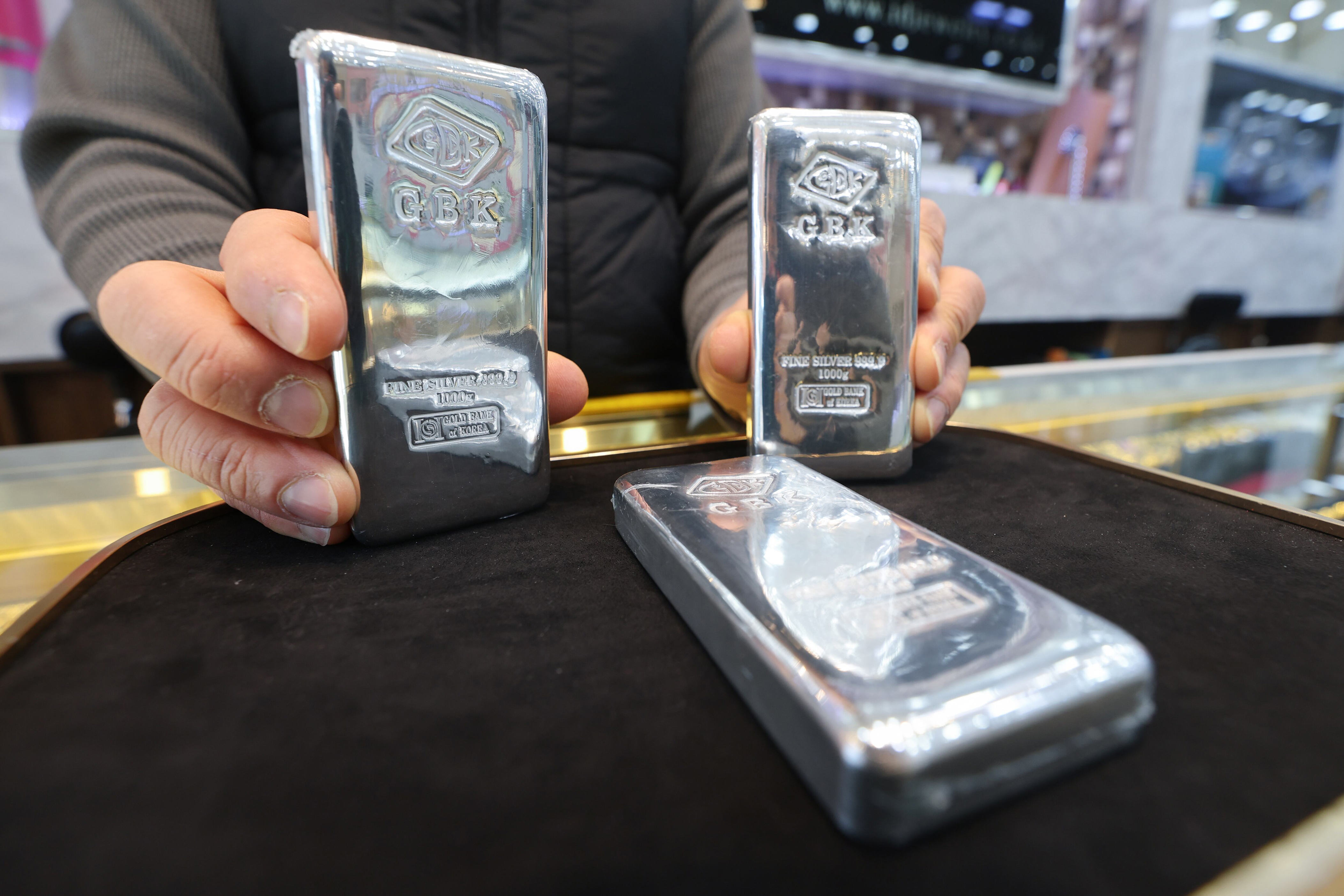 Silver outshines gold in Seoul's jewelry district