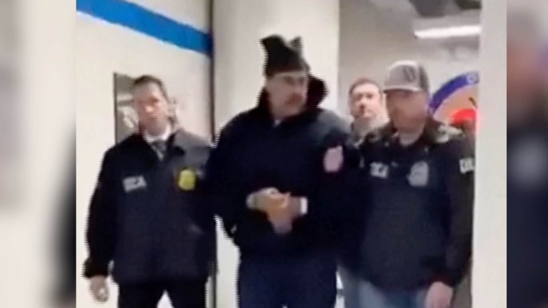 In Badelatschen und Handschellen: Video zeigt "Perp Walk" von Maduro in ...