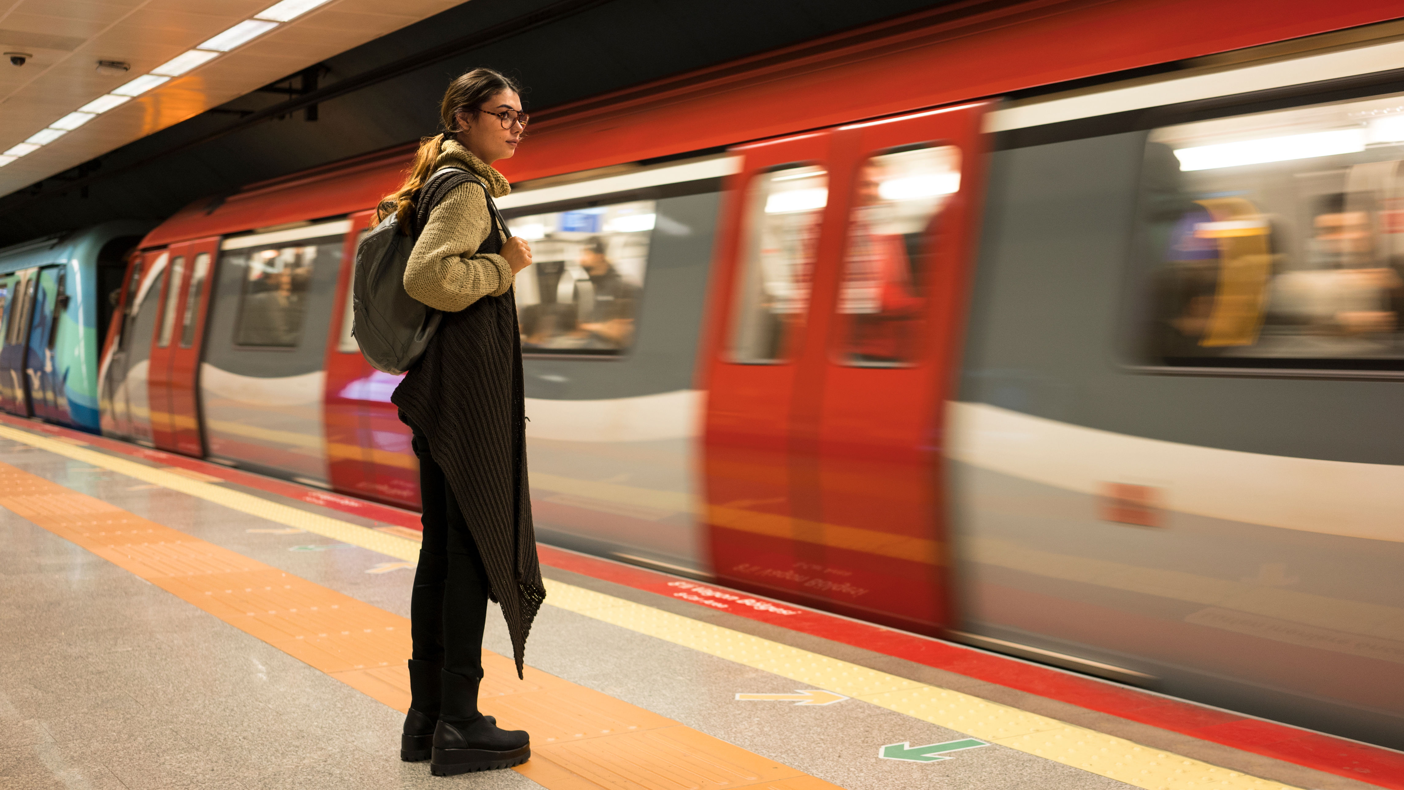 Terrore in metro: tre donne accoltellate, arrestato un 25enne