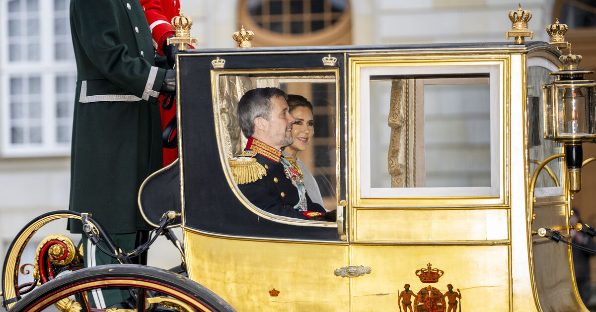Guldkareten ruller som symbol på kongelig tradition