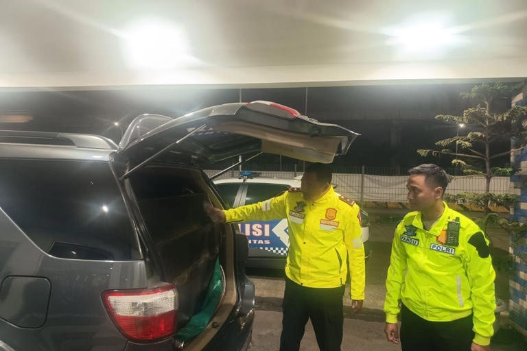 Polisi syok cek Toyota Fortuner di Tol Jagorawi, sopir teler dan ada ...
