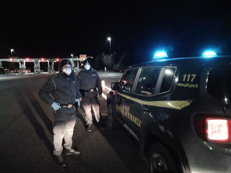 Fermati per un controllo al casello: nell’auto 1,6 kg di hashish e ...