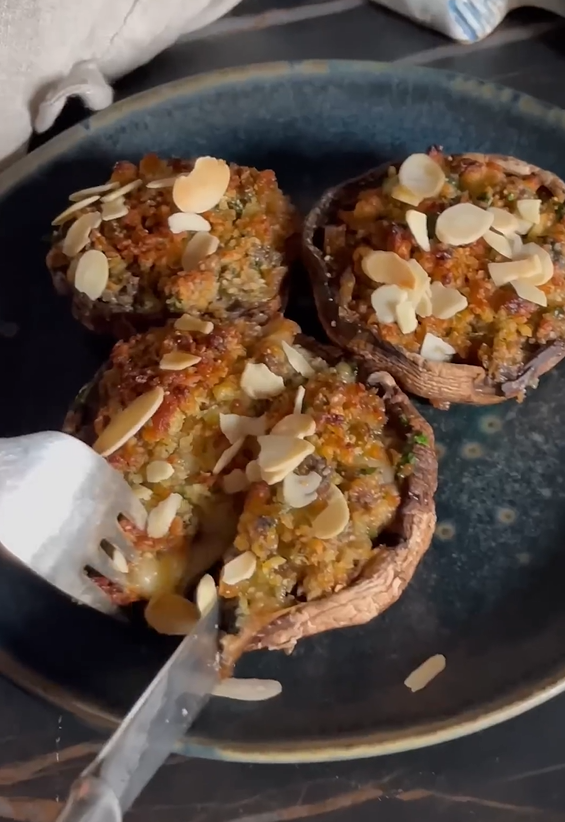 Funghi portobello ripieni al forno | Ricetta vegetariana semplice e gustosa