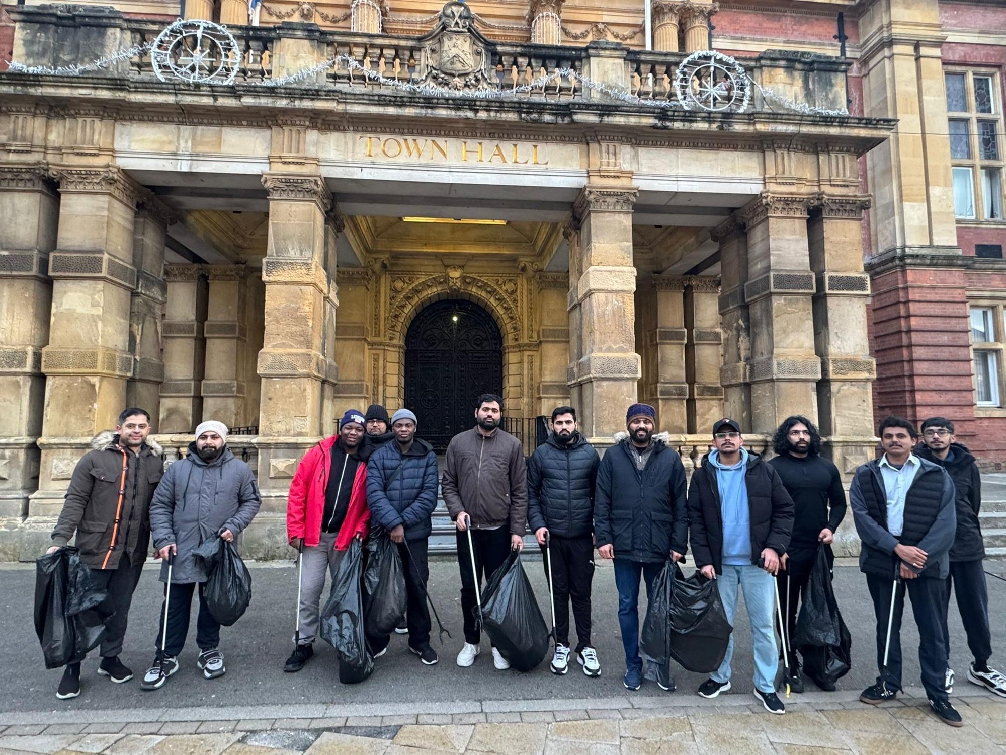 Serving the community during the festive period - Ahmadiyya Muslim ...