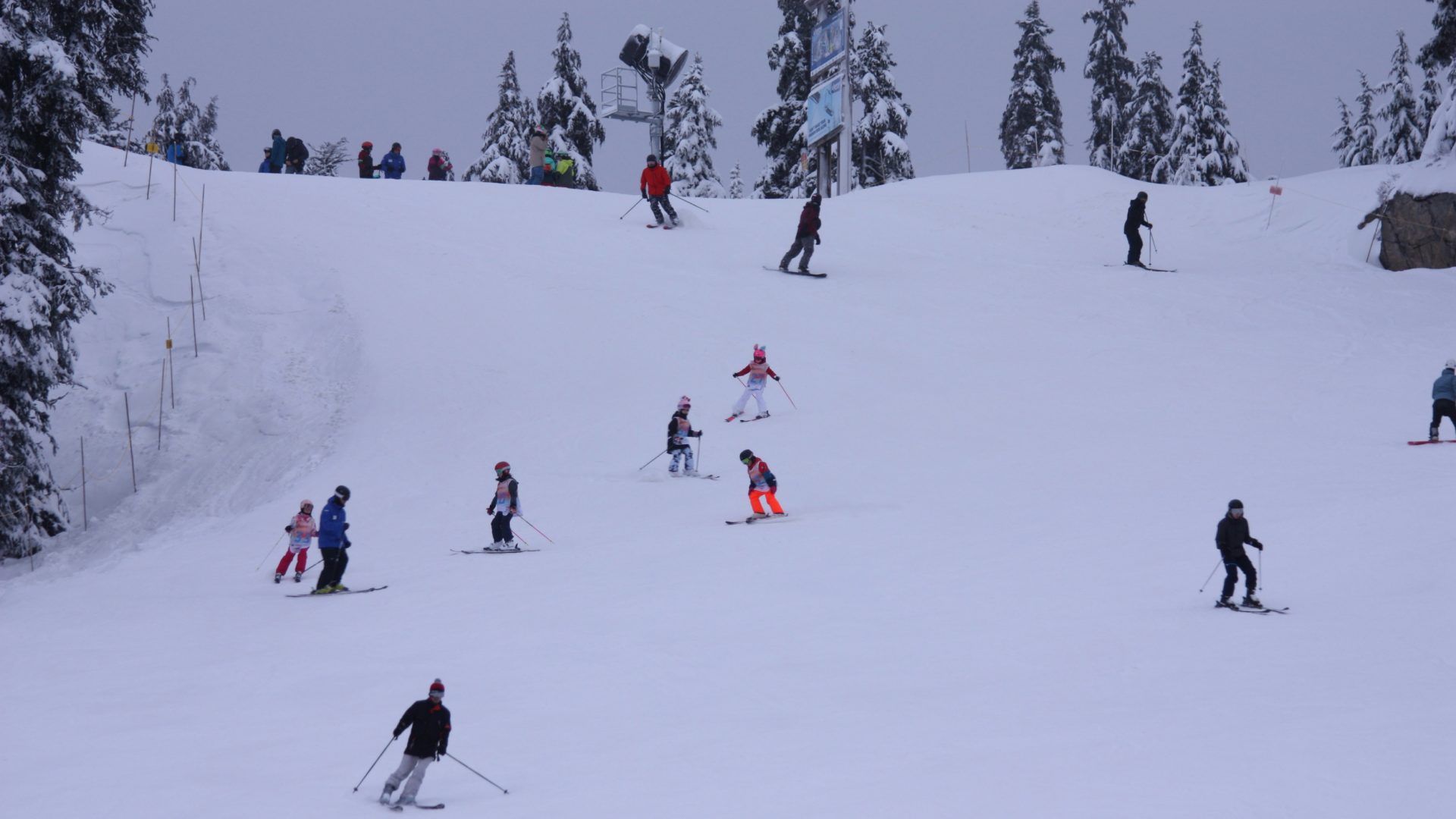 Crans-Montana: Narciarze tworzą ogromne serce w poruszającym hołdzie