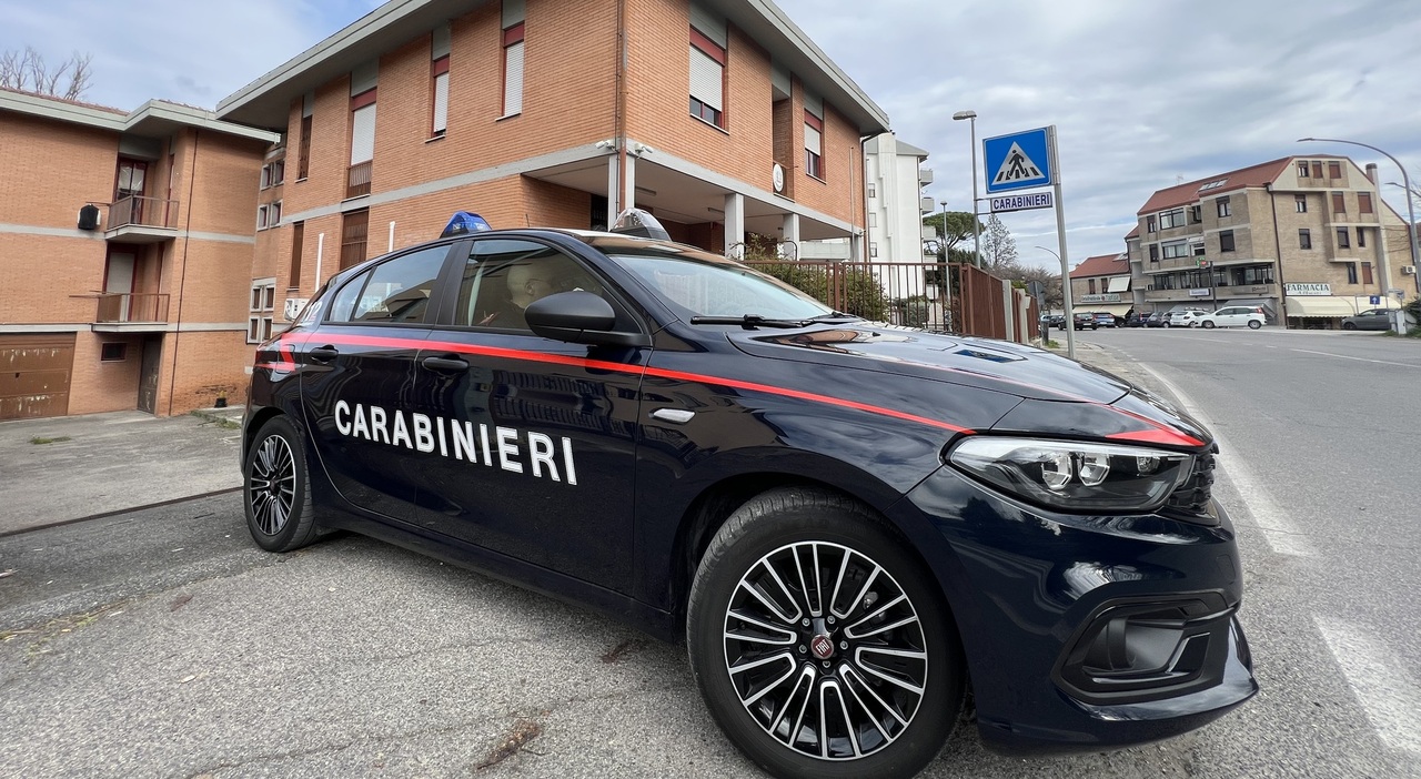 Chiama il 112 in lacrime, ma quando i carabinieri arrivano a casa ...