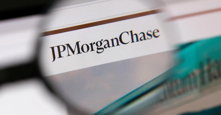 JPMorgan Chase says banks could fight Trump credit card rate cap ...