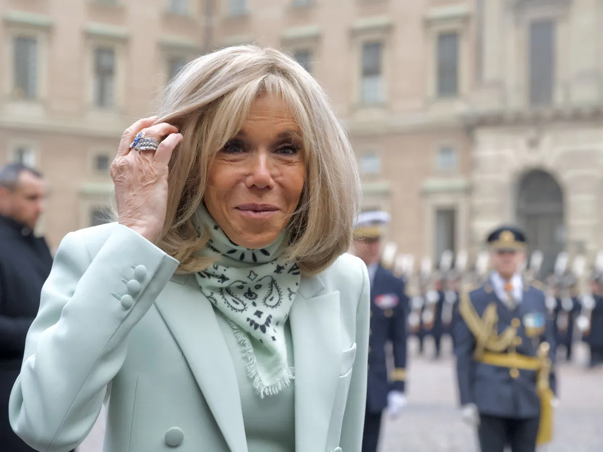 Tvrdili, že se Brigitte Macronová narodila jako muž. Soud jim udělil ...