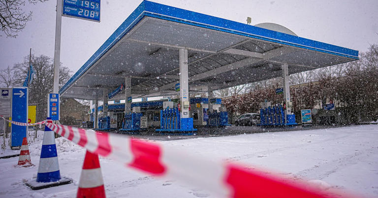 Protest over AI, climate crisis leaves tens of thousands without power ...