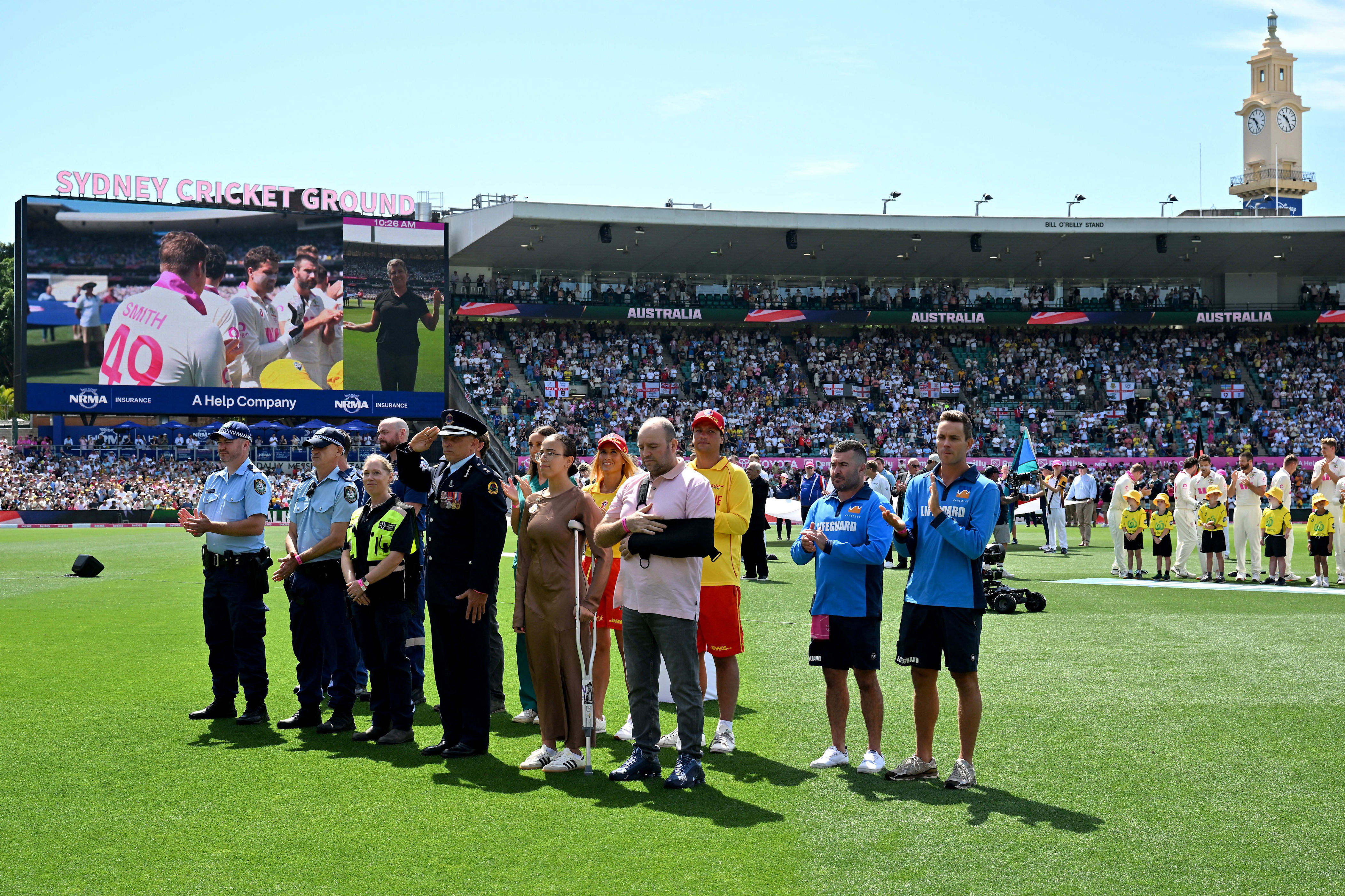 Bondi heroes, first responders met with standing ovation and tribute at ...