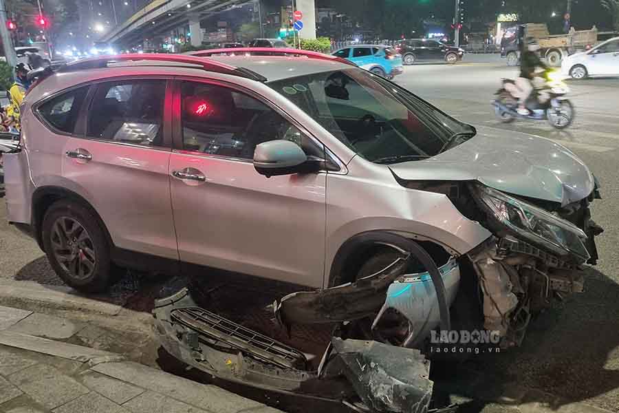 Tìm nhân chứng vụ ôtô đâm văng xe máy lên vỉa hè ở Hà Nội