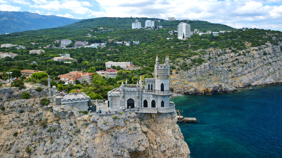 ¿Conoces el castillo del Nido de Golondrina en el acantilado del mar Negro?