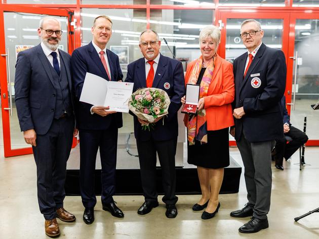 40 Jahre BRK-Arbeit in Freising: Anton Neumaier erhält DRK-Ehrenzeichen ...