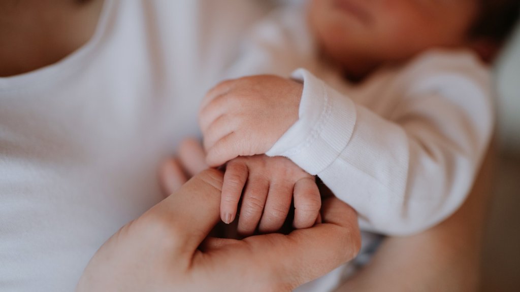 Elle donne naissance à un bébé de près de 6 kg et le prénom qu'elle lui ...