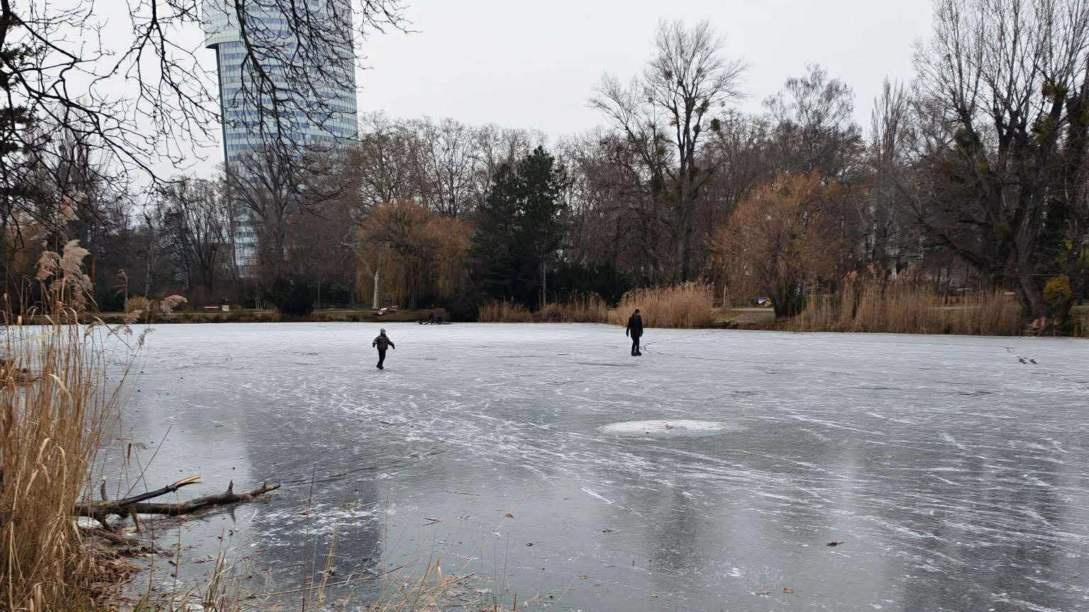 Lebensgefahr! Wiener gehen eislaufen bei der Donau