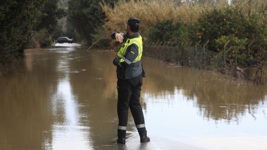 Cierres de escuelas, aeropuertos paralizados e inundaciones por ...