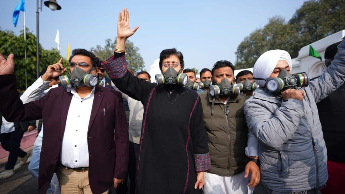 'People can't breathe': AAP MLAs protest in assembly over toxic air