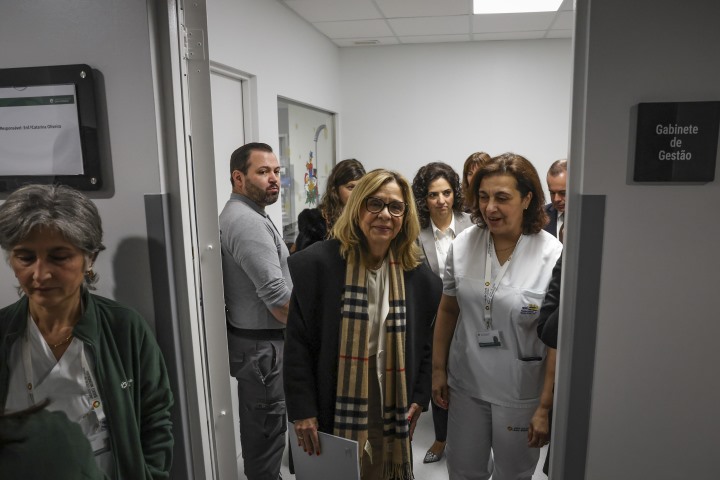 Ministra assume situação “muito crítica” no tempo de espera das urgências