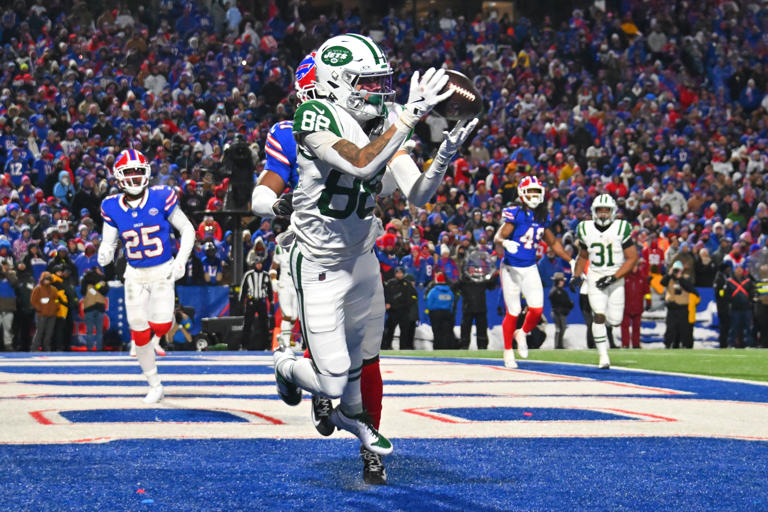 Is there a 'Monday Night Football' game on tonight in Week 18?