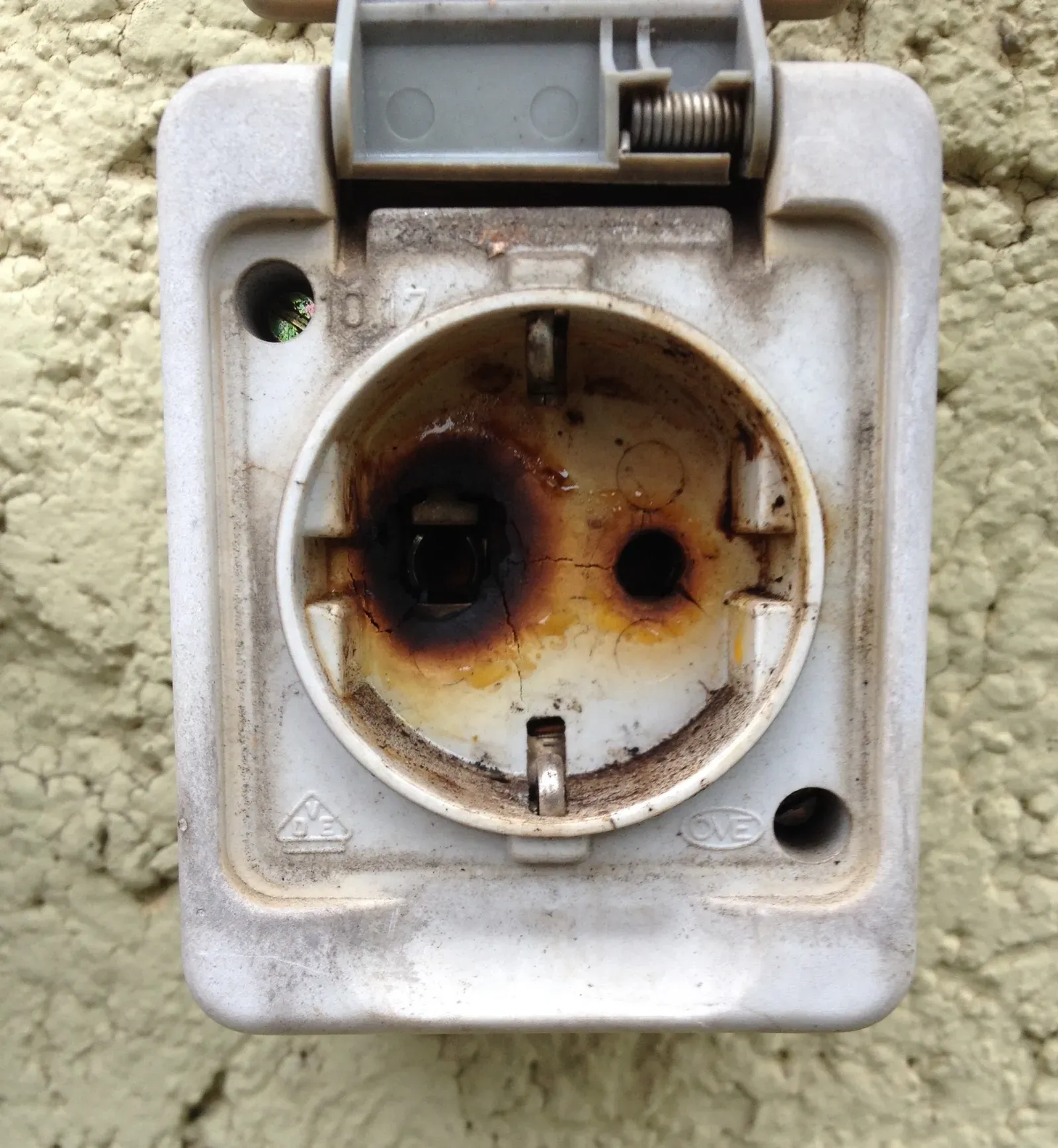6 electrical mistakes you should never make indoors (but many ...