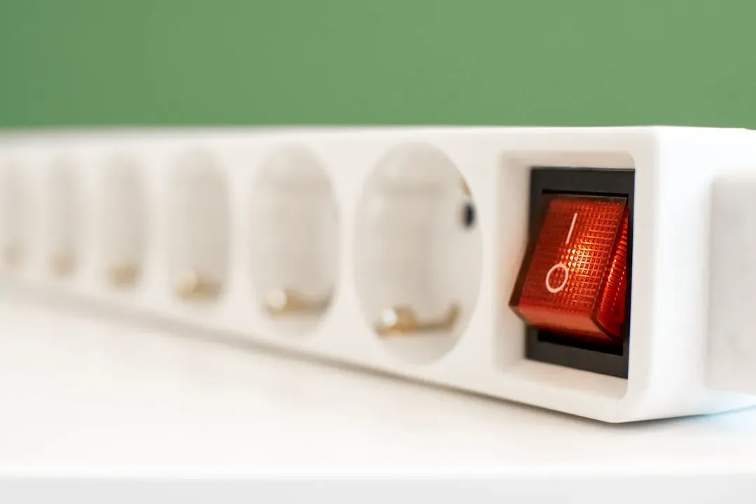 6 electrical mistakes you should never make indoors (but many ...