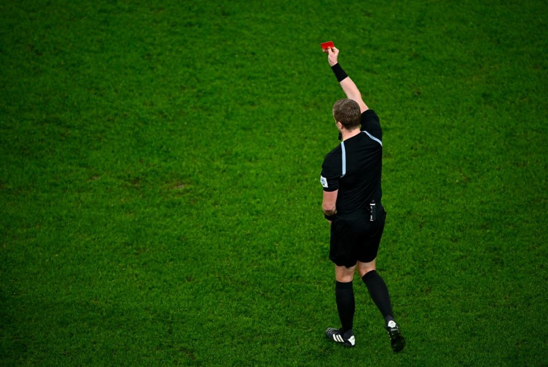 Football-style firings in SMEs: A risky game for business owners