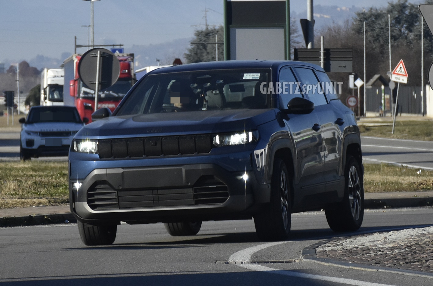Jeep Compass 2026: avvistata la versione elettrica con guida a destra ...