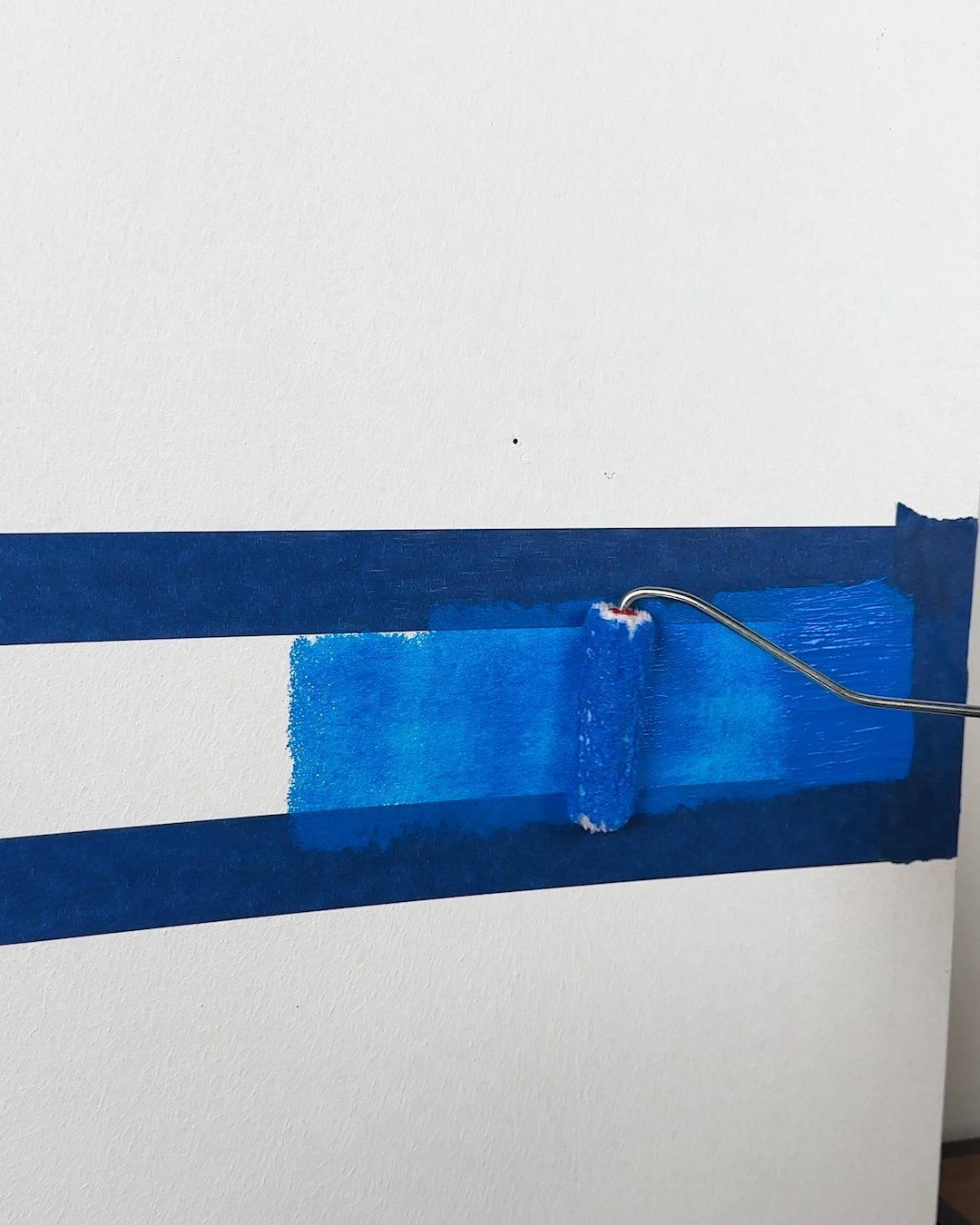 Tape hack for smooth paint lines🖌️