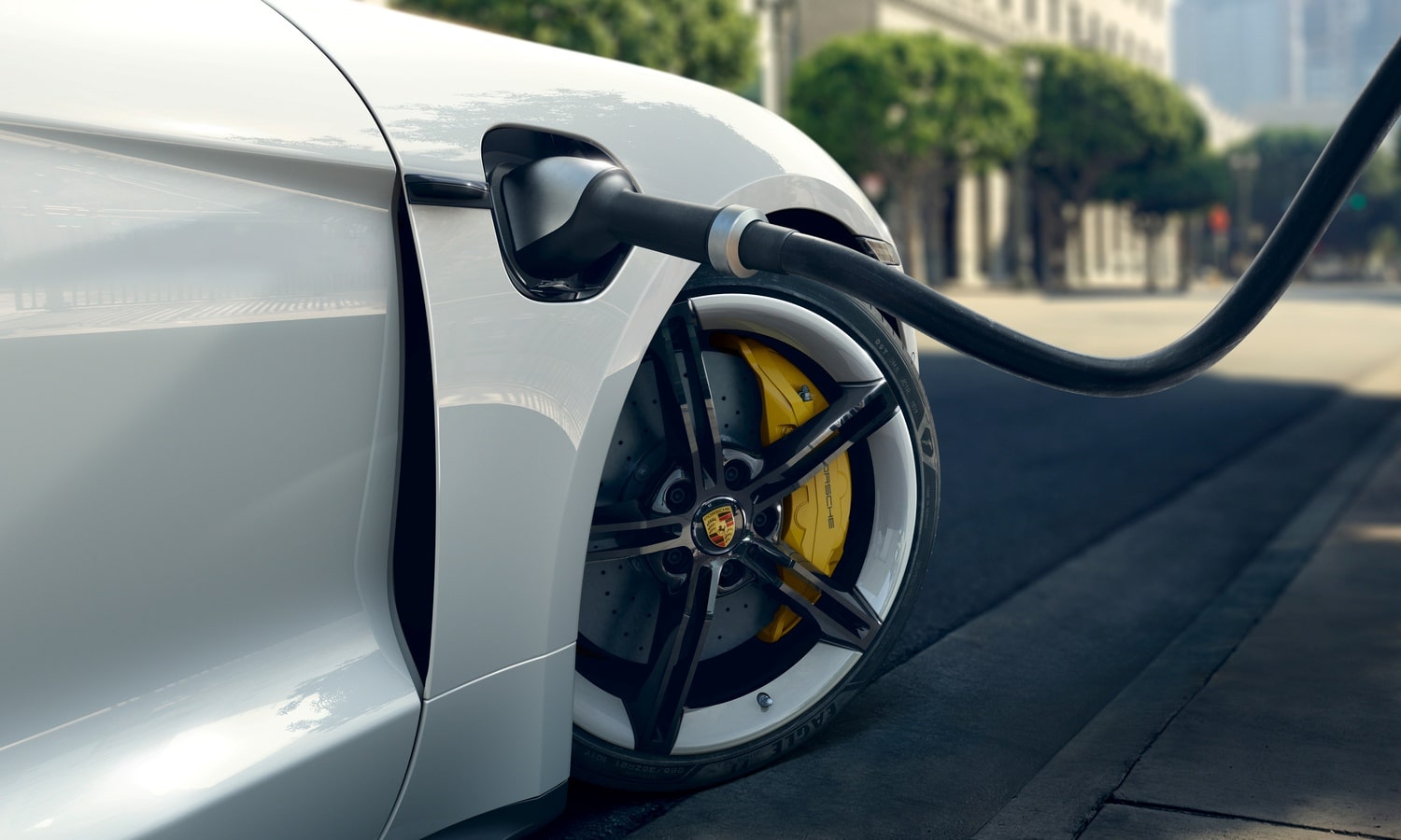 Porsche cerrará su red de carga propia en China y gira su estrategia