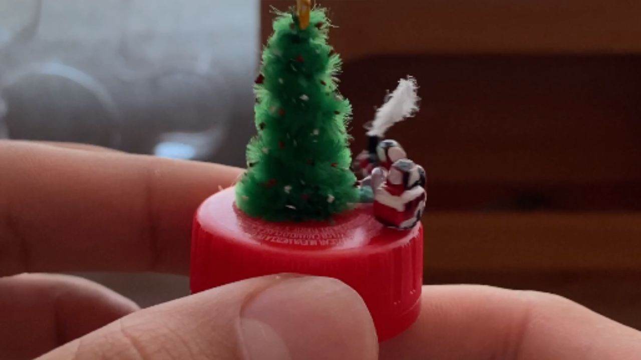 DIY Christmas ornament using bottle cap and safety pin *easy to make*