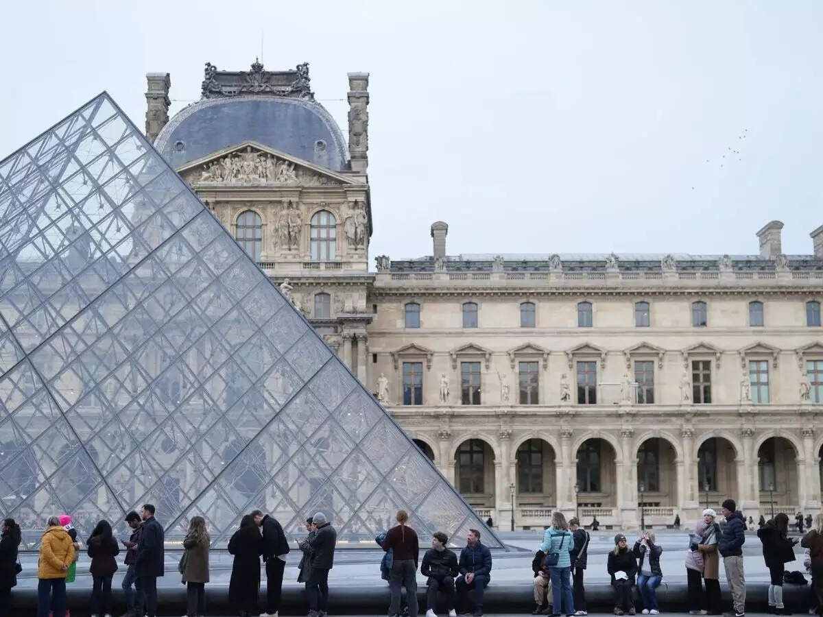 Paris' Louvre museum opens partially as workers resume strike