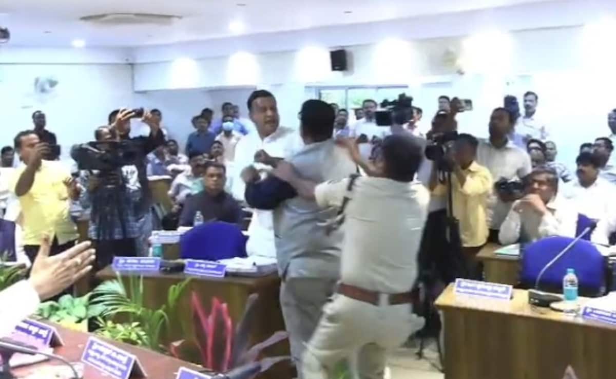 Political 'punch up' in Karnataka, meeting ends in brawl between rivals