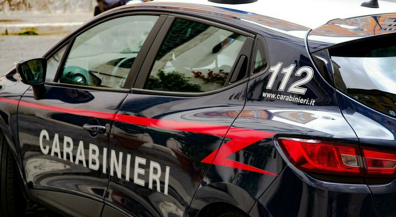 Chiama senza motivo il 112 e accoglie in casa i carabinieri in lacrime ...