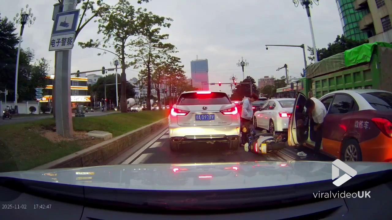 VV5060 electric bike collides with car door opened by driver at red light