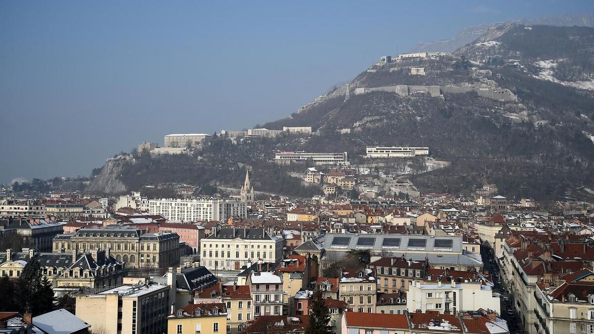 Grenoble : une explosion souffle les portes d’un immeuble, pas de blessé