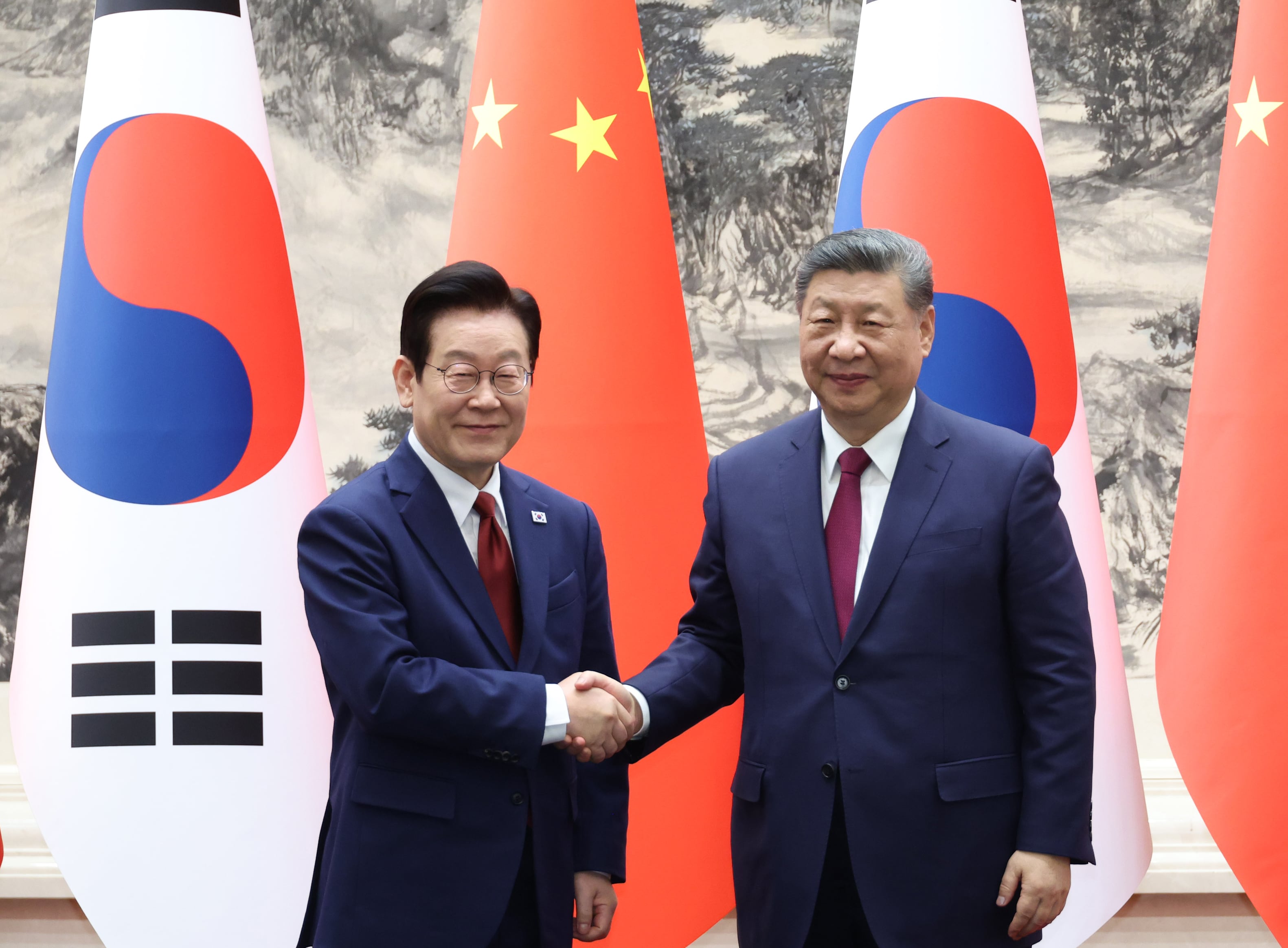 Lee, Xi seek peace, restore relations