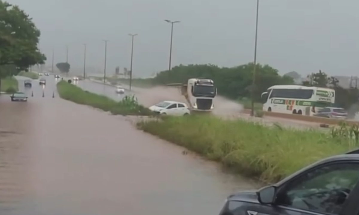 Vídeo: motorista flagra carro rodando no Anel Rodoviário por causa da chuva