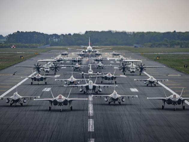 USA verlegen Militärflugzeuge nach Europa – folgt der nächste Schlag?