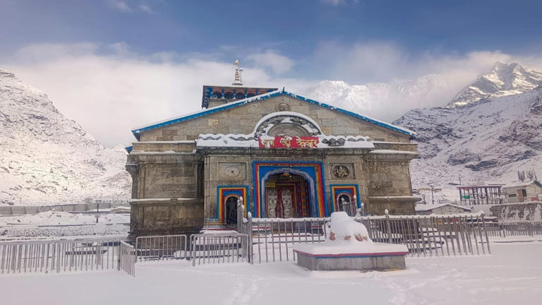 Uttarakhand: Kedarnath glows amid snowfall, Gangotri freezes as temp ...