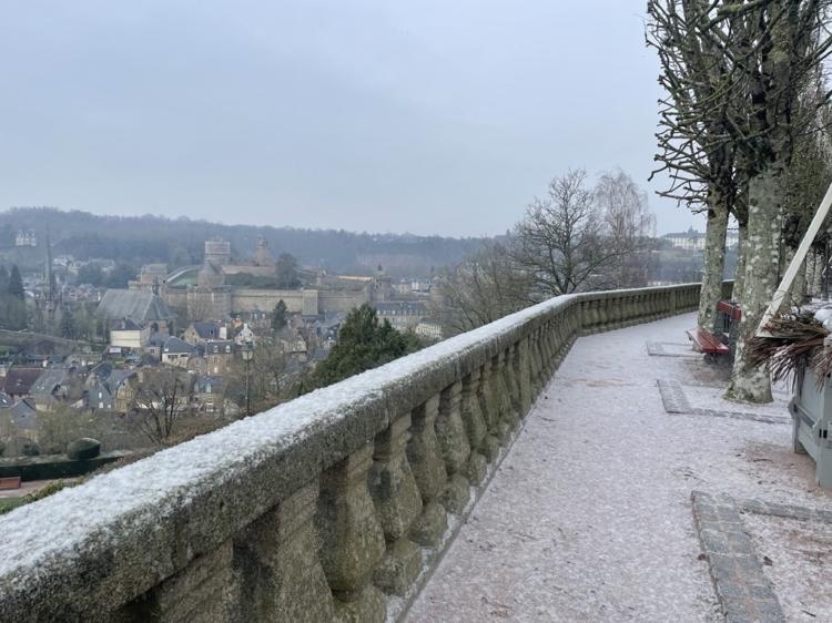 Après le verglas ce matin, la neige tombe à Fougères, Rennes… le point ...