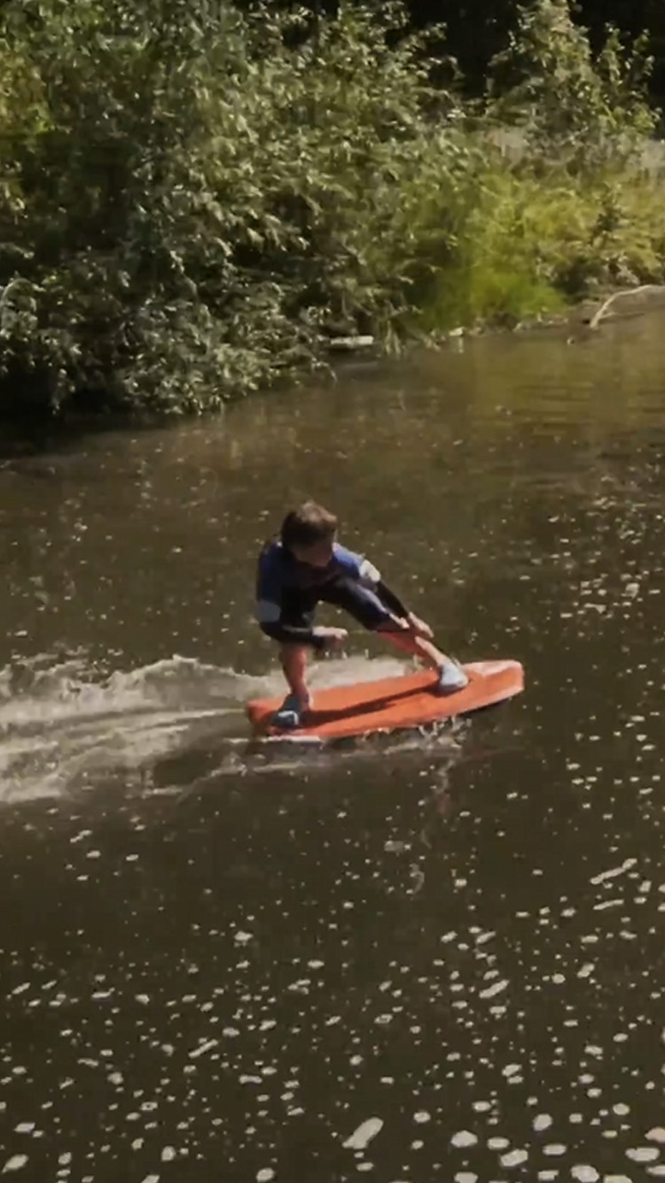 Descenso por una cascada en boogie board