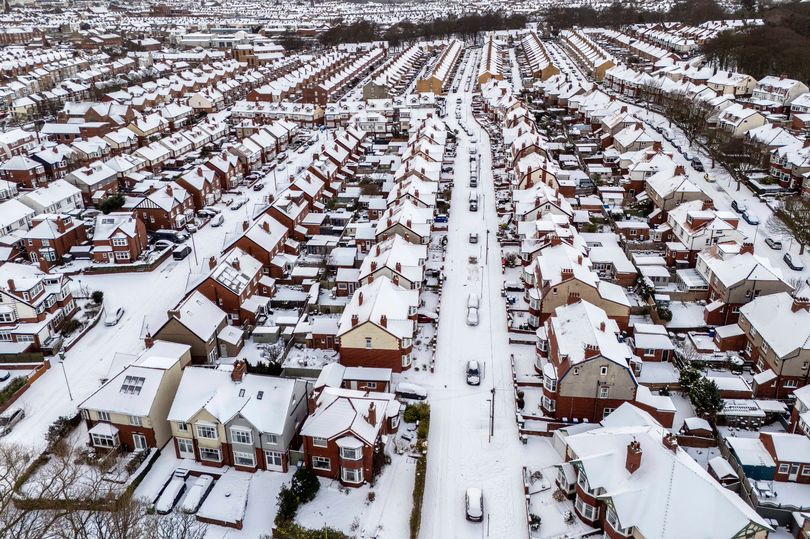 UK snow: Major 13-inch snowfall sparks frozen police cars and 'snow ...