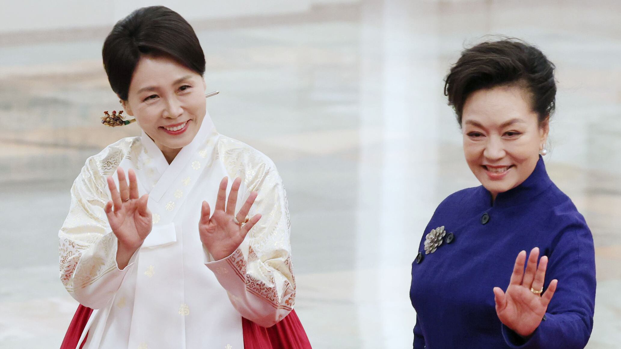 First Lady Kim Hea-kyung Meets Peng Liyuan, Shares Korean Traditions