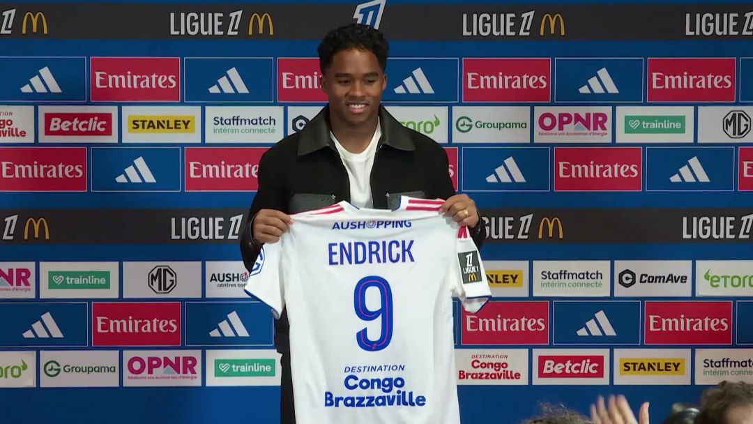 Endrick pose avec le maillot de l’Olympique lyonnais et portera le numéro 9