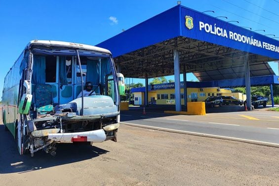 PRF detém motorista que dirigia, usando capacete, um ônibus sem para-brisa