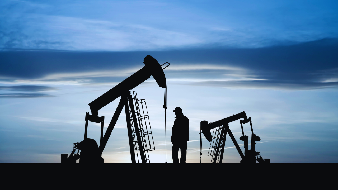 Oil up 1% as market assesses Venezuela upheaval