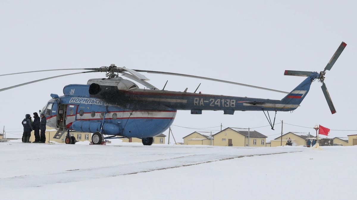 Eisbär greift Familie beim Angeln an