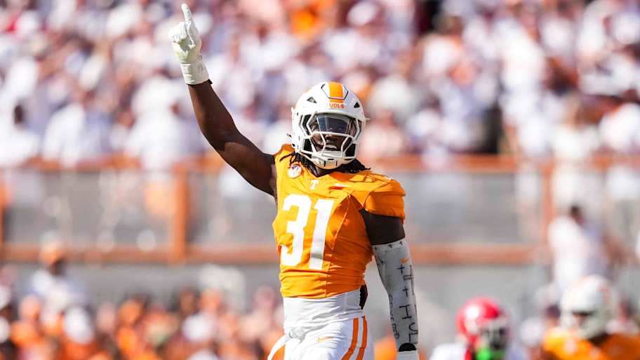 Miami football working quick to land Tennessee pass-rusher who just ...