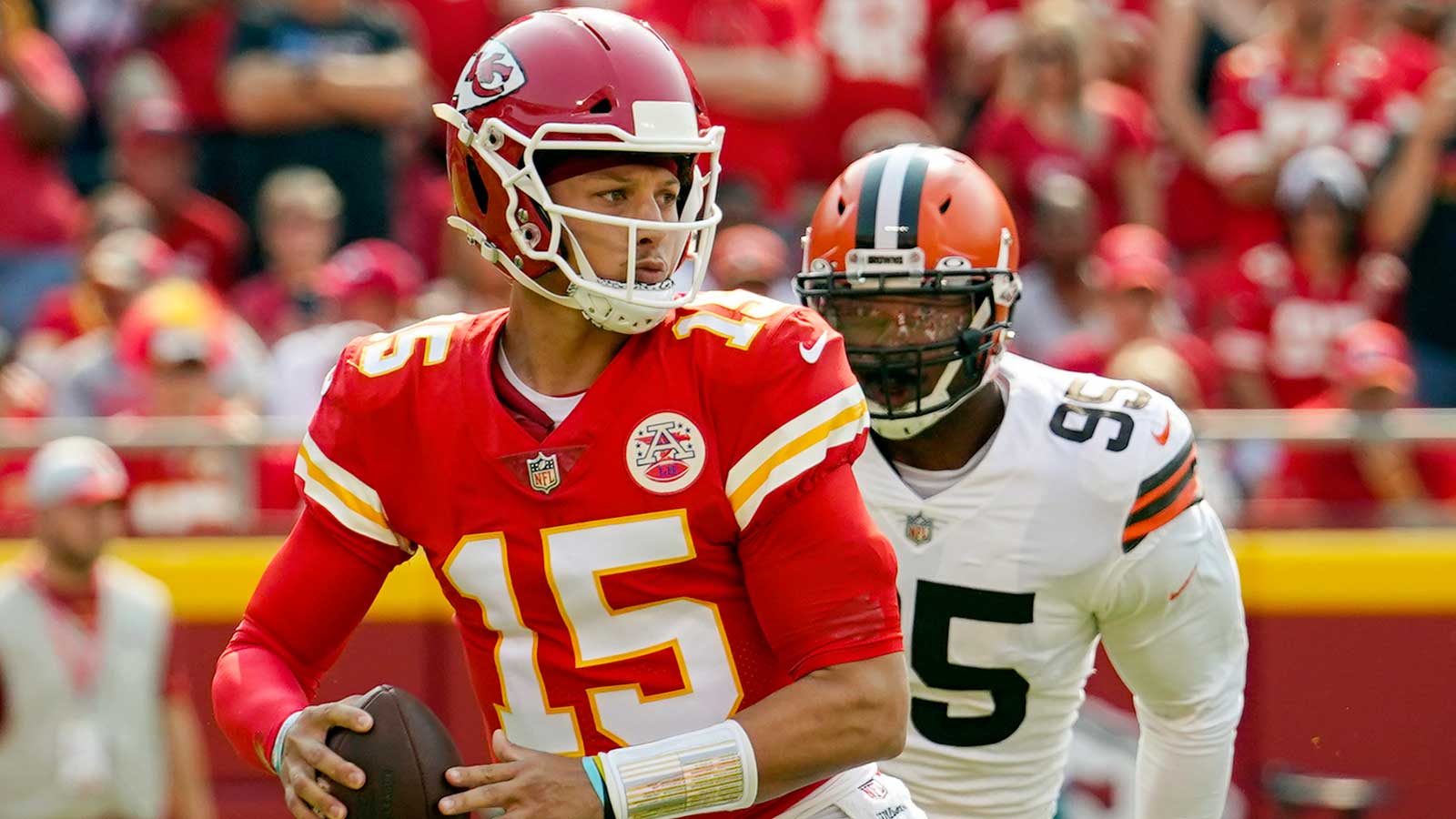 Chiefs’ Patrick Mahomes congratulates Myles Garrett on breaking sack record